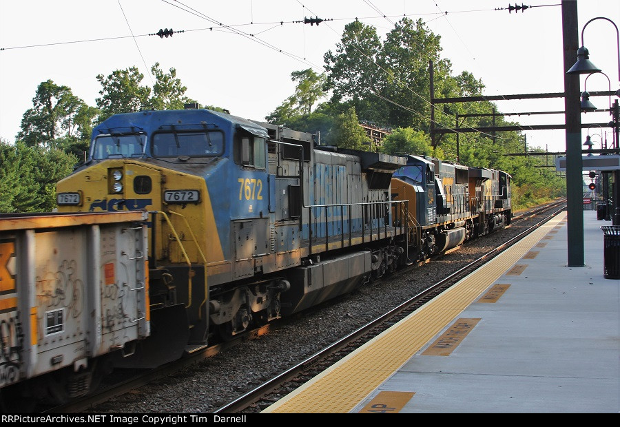 CSX 7672 on Q439